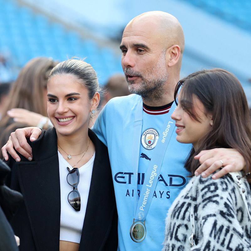 El apasionado beso de Pep Guardiola con su mujer, Cristina Serra, tras ...