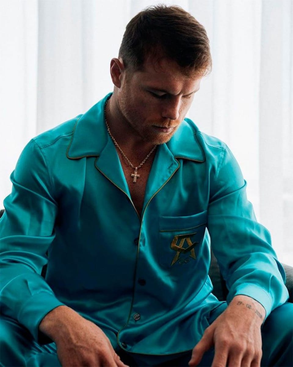 'El Canelo' y su estilosa pijama de seda en animal print | ¡HOLA!