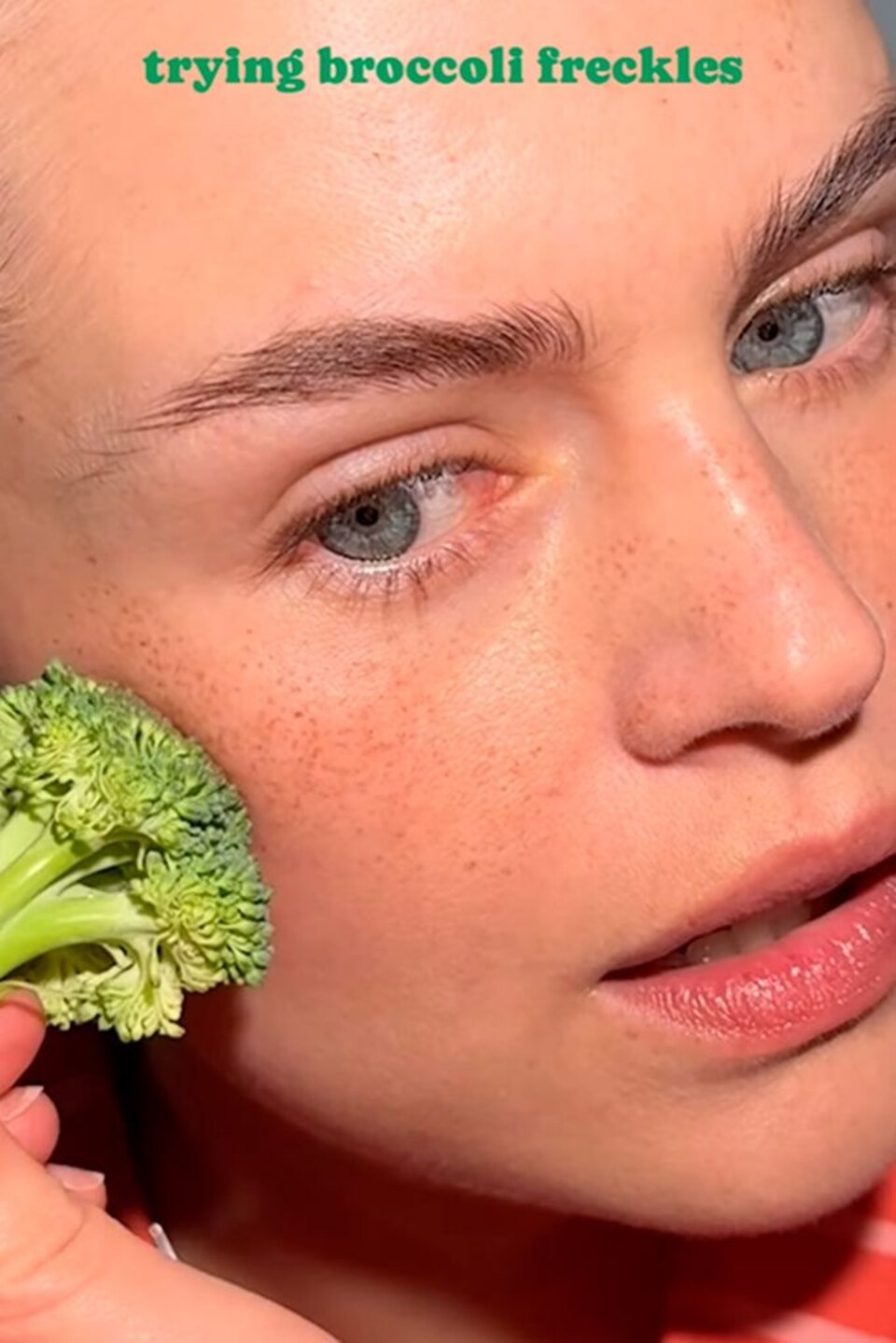 'Broccoli freckles', el curioso truco viral para hacer pecas con un brócoli