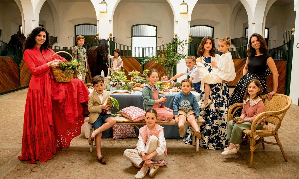 Rocío, Mercedes y Lola Peralta posan en familia con sus hijos