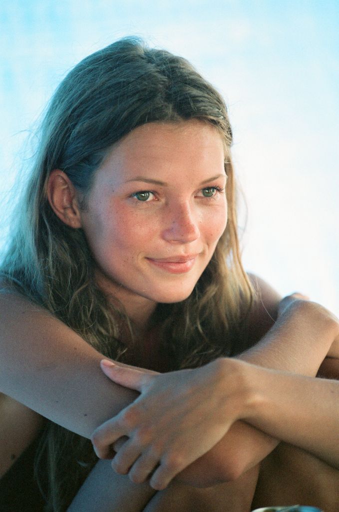La conexión entre Kate Moss y Ellie Bamber, la actriz que interpreta a ...