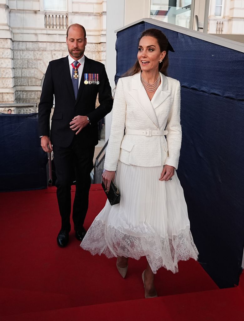 Lazo XXL, perlas… Kate Middleton rescata su faceta más romántica en su ...