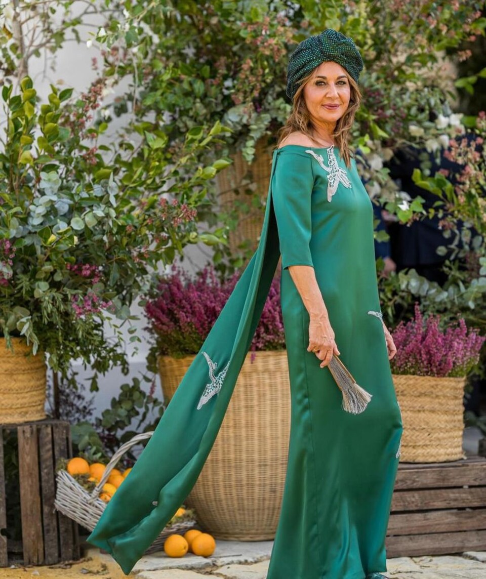 13 madrinas con vestido largo y tocado en las que inspirarse este 2025