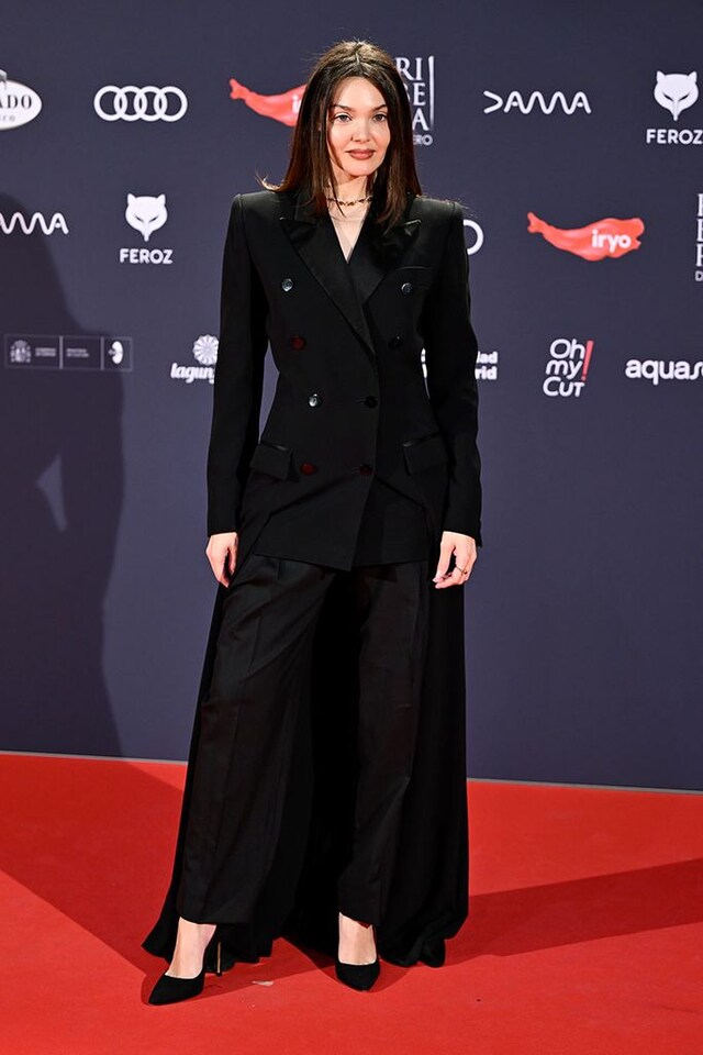 Ana Rujas sorprende en los Feroz con un original 'traje-vestido'