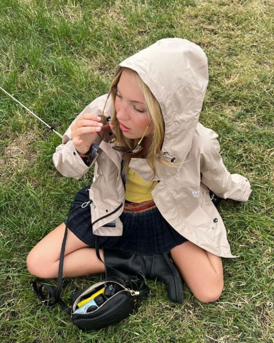 Lila Moss recrea el icónico estilo de su madre, Kate Moss, en Glastonbury