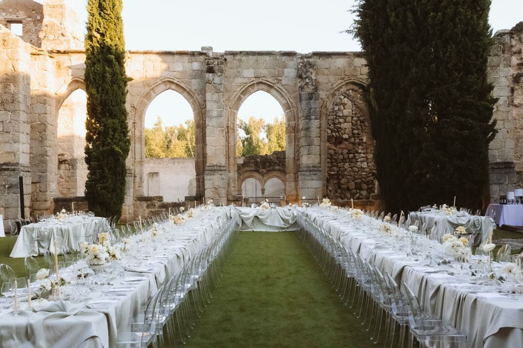 Un monasterio en ruinas y decoración de sal: la boda de Ana en la ...
