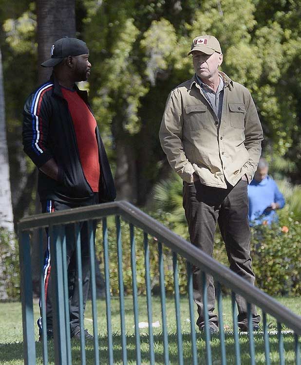 Bruce Willis, mucho más delgado e intentando pasar desapercibido, así ...