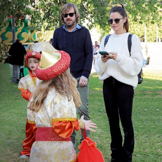 Amaia Salamanca y Rosauro Varo emocionados y orgullosos de sus hijos en la cabalgata de Sevilla
