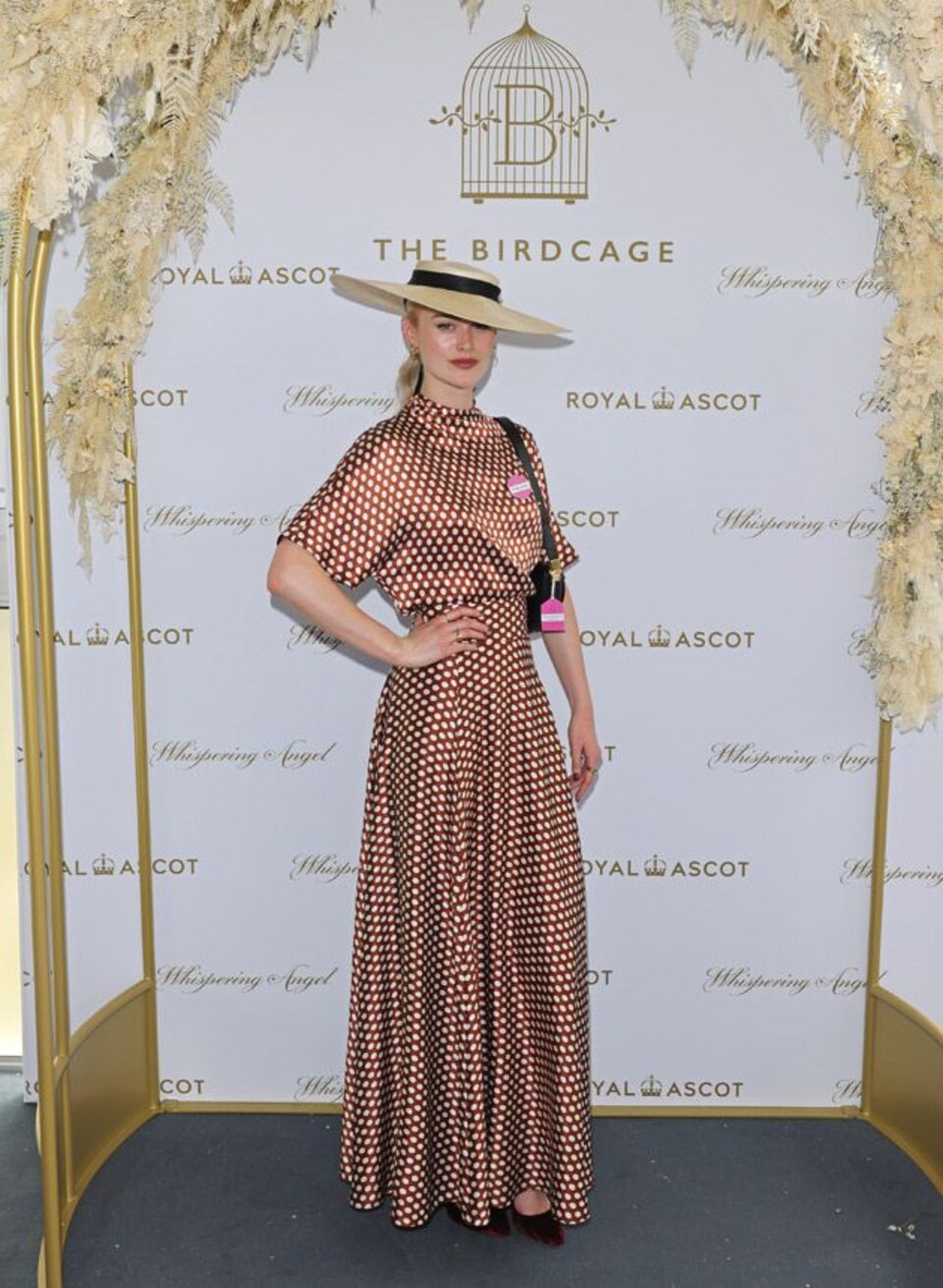 Issy Knowles, la modelo que ha versionado el mítico look de Julia ...