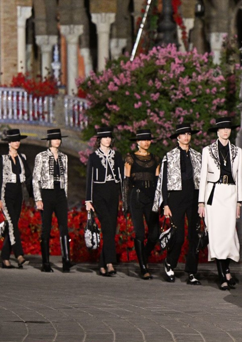 Inspiración española en los desfiles de moda: vestidos de invitada ...