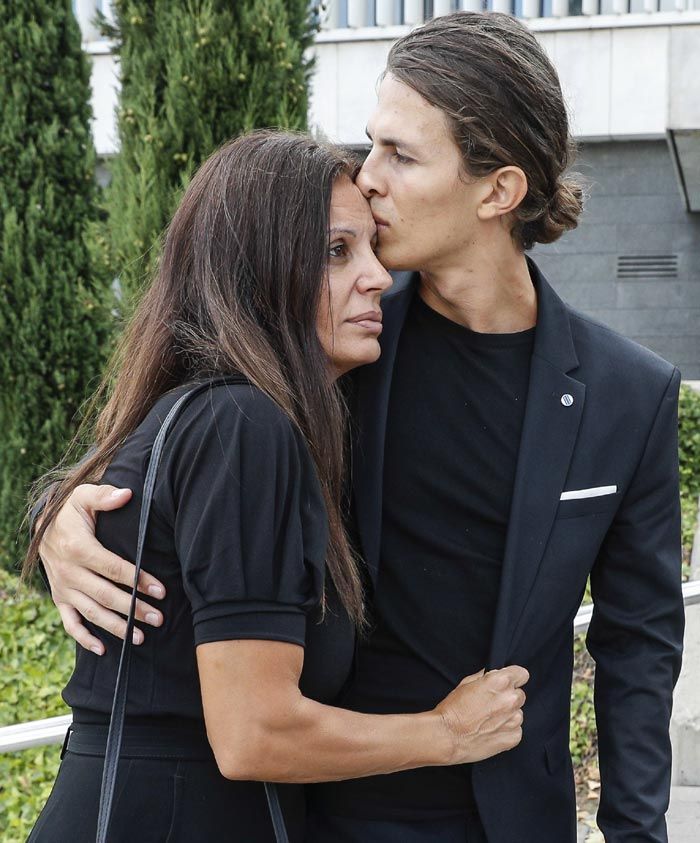 Sonia Monroy, muy afectada en el último adiós a su hermano