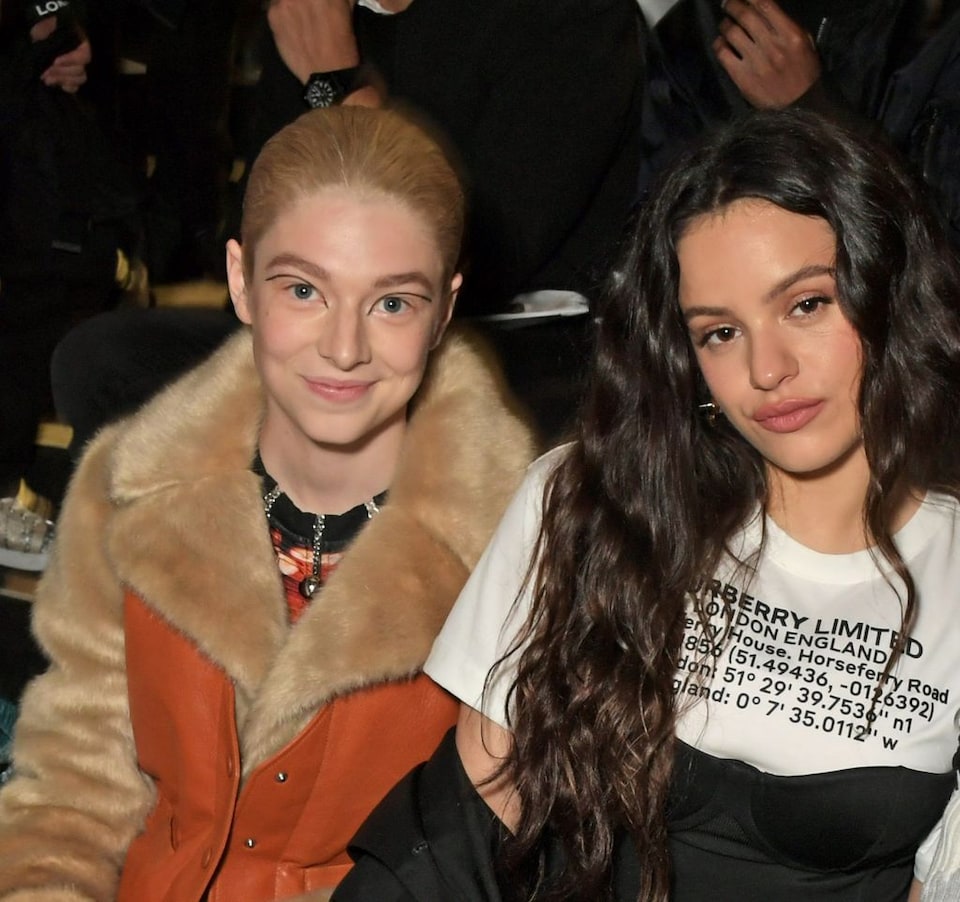 Rosalía le enseña el 'Aserejé' a su nueva pareja, el actor Emilio Sakraya, en su primera ...