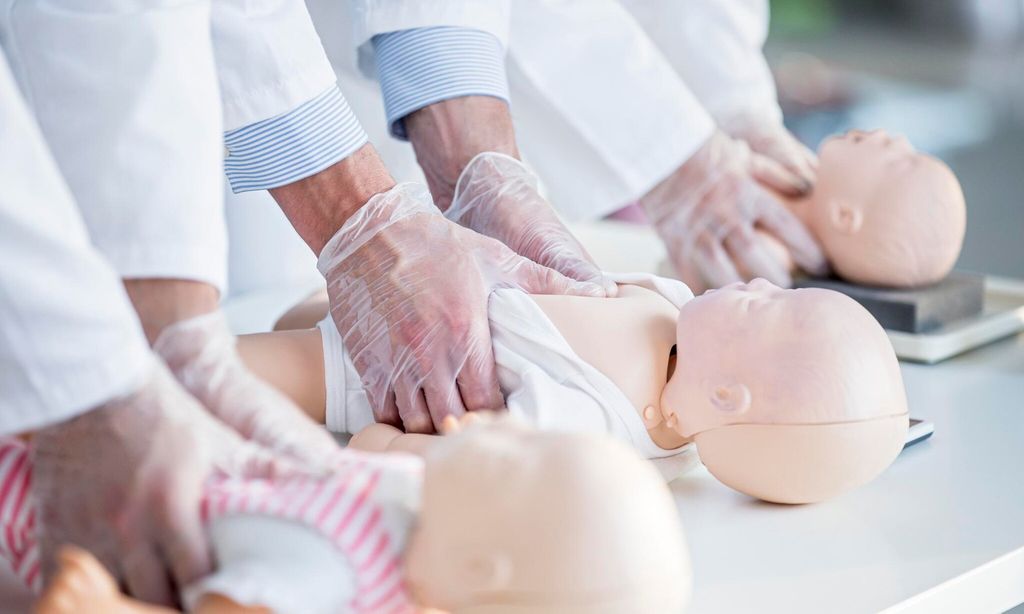 Cómo practicar la maniobra RCP a bebés y a niños