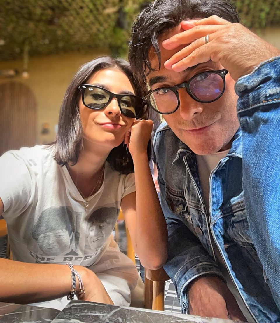 Adal Ramones, orgulloso de su hija, Paola Ramones, durante la filmación ...