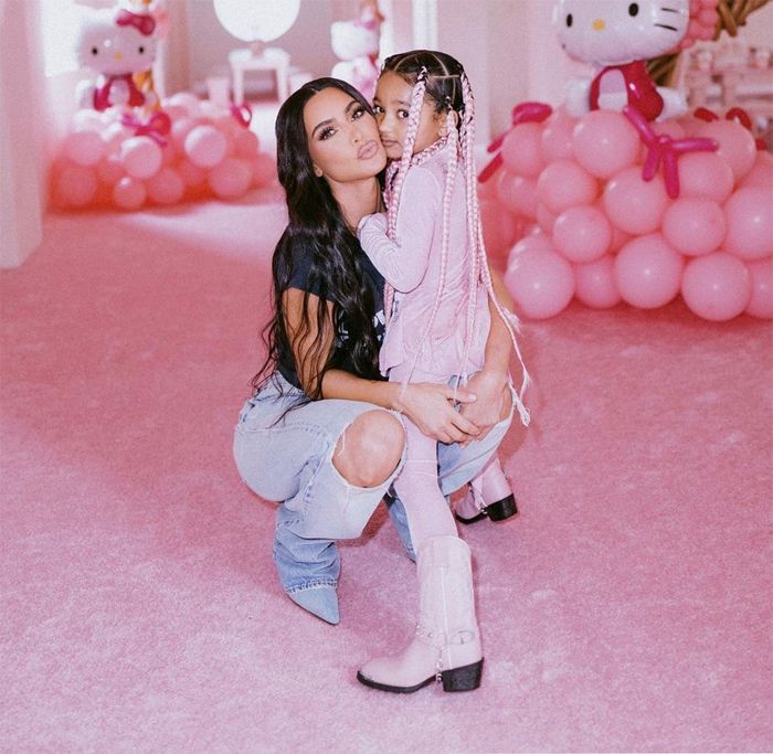 Kim Kardashian demuestra con esta foto que su hija Chicago es idéntica ...