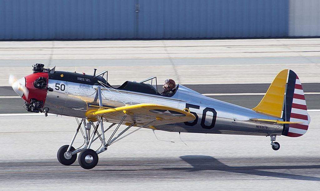 Entramos en el espectacular garaje de aviones de Harrison Ford