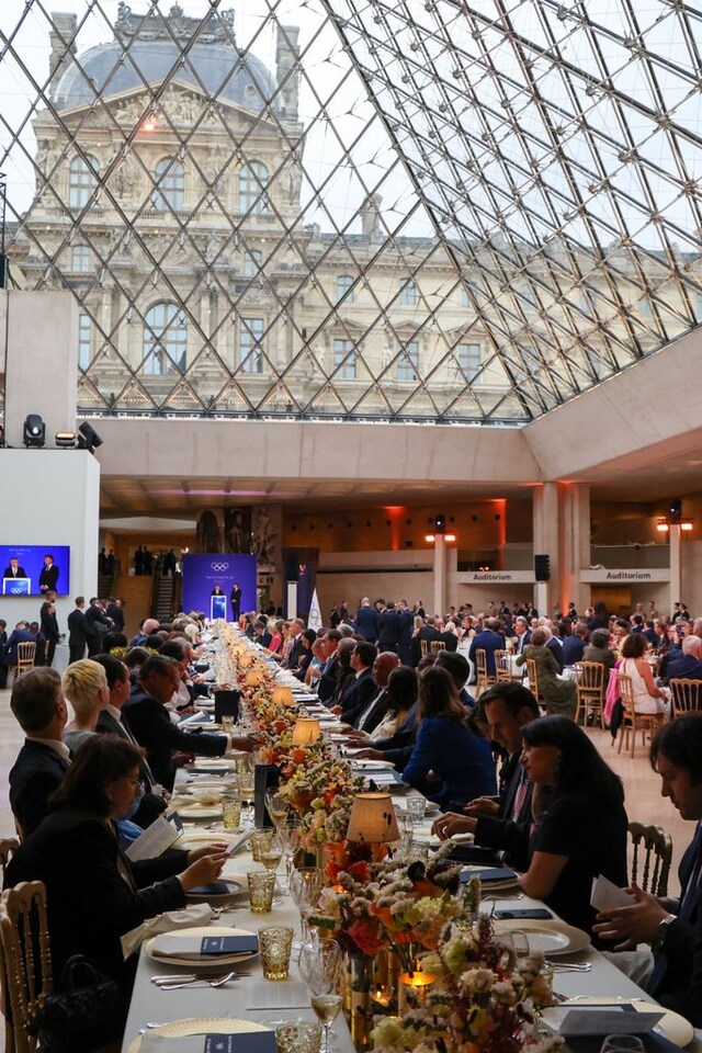 Los reyes Felipe y Letizia, junto a otros 'royals', asisten a la cena de gala en el Louvre ...