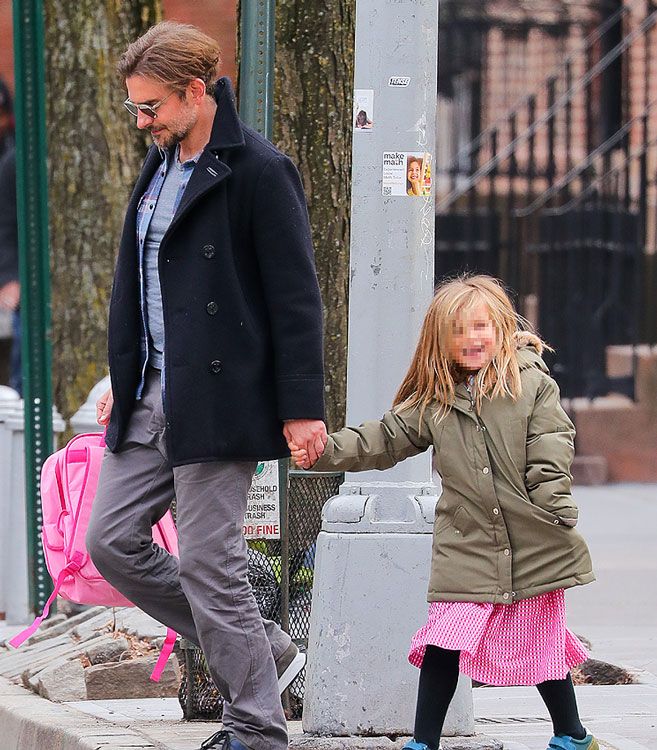 Bradley Cooper disfruta de un animado paseo con su hija Lea por las ...
