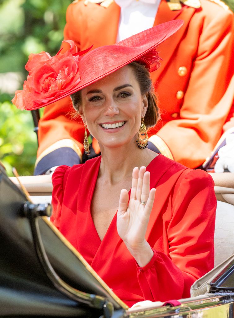 Kate Middleton reaparece por sorpresa junto a la ex de Bill Gates tras ...
