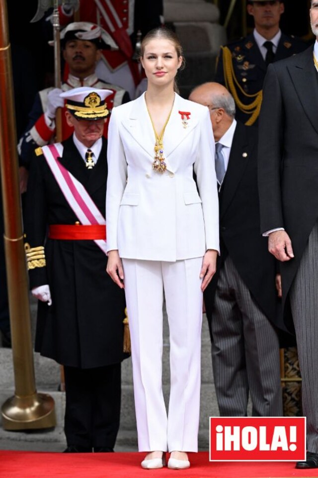 La princesa Leonor con traje blanco rinde homenaje a sus padres en la jura de la Constitución