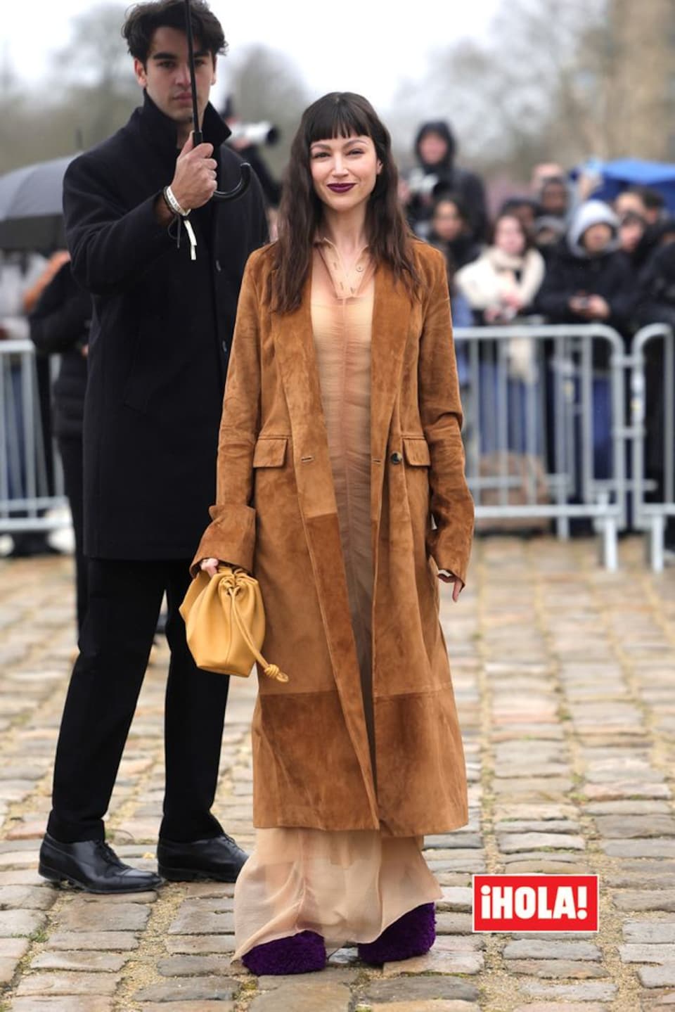Úrsula Corberó impacta en Paris Fashion Week con un vestido transparente de Loewe