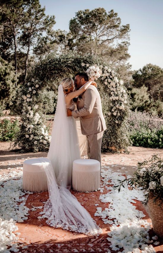 La romántica boda ibicenca de Delia Lachance, pura inspiración para ...