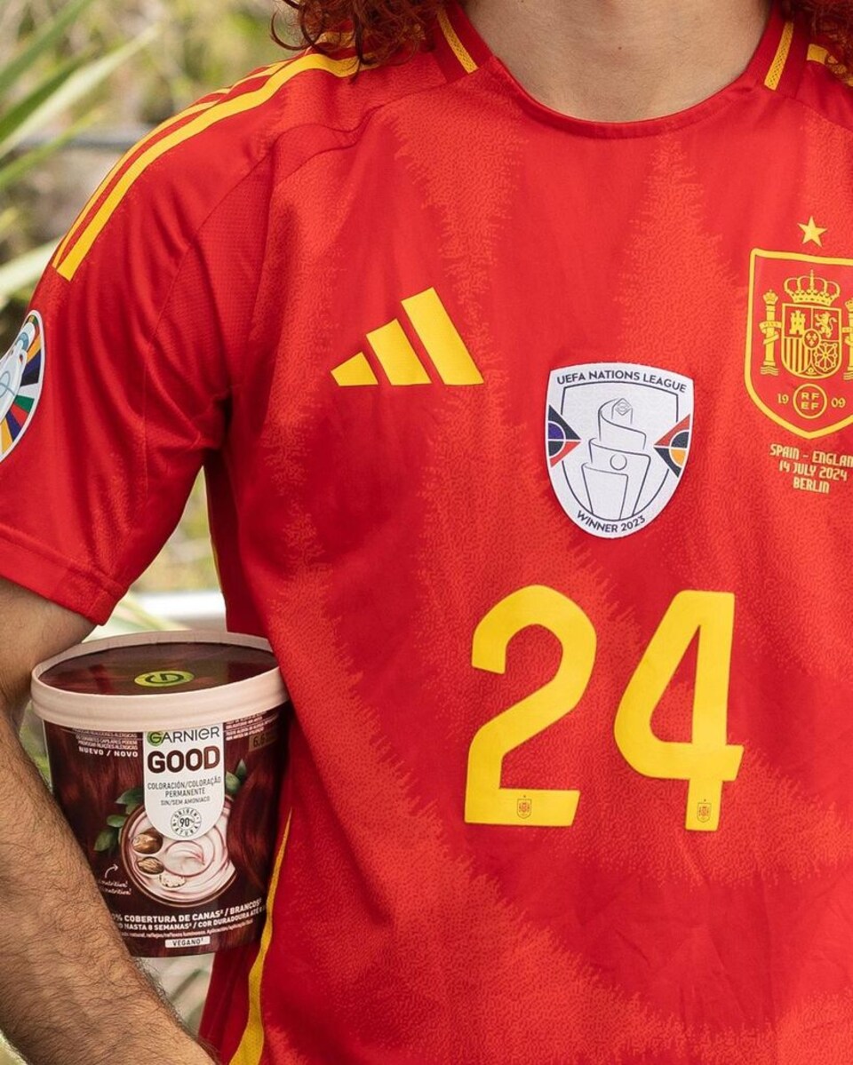 ¡Ahora sí! Cucurella cumple su promesa y se tiñe el pelo de rojo