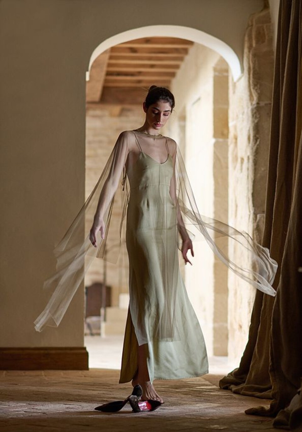 Invitadas con capa: la tendencia que triunfa en las bodas