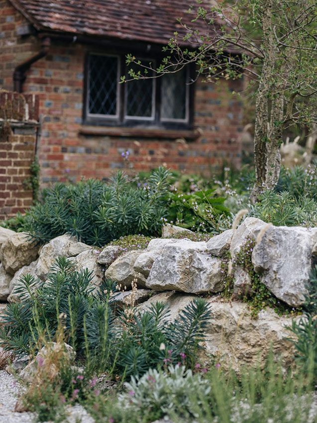Claves de paisajismo para decorar un jardín de estilo rústico