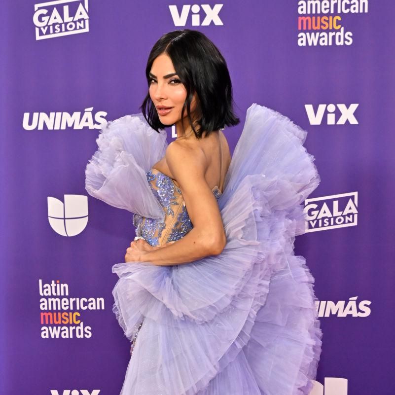 Alejandra Espinoza posa con su nuevo look en la alfombra roja de los ...