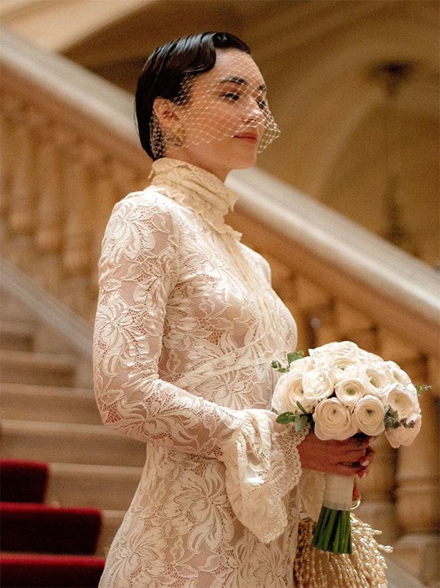 Los vestidos de las novias virales llevan el cuello alto y cubierto