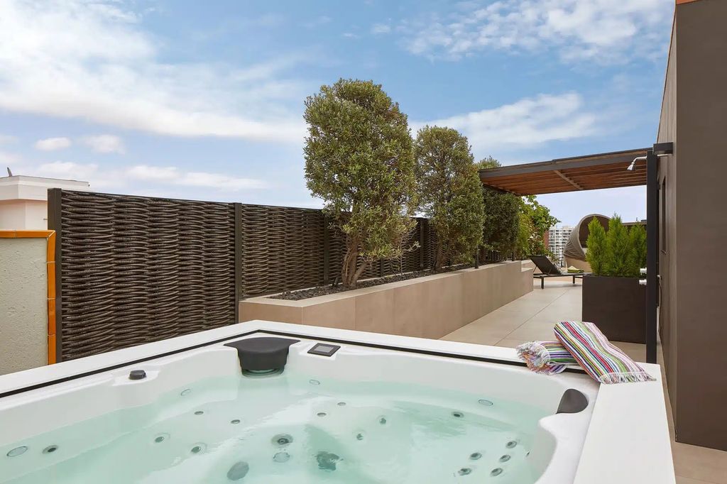 Lo que debes instalar en tu terraza para convertirla en un spa este verano