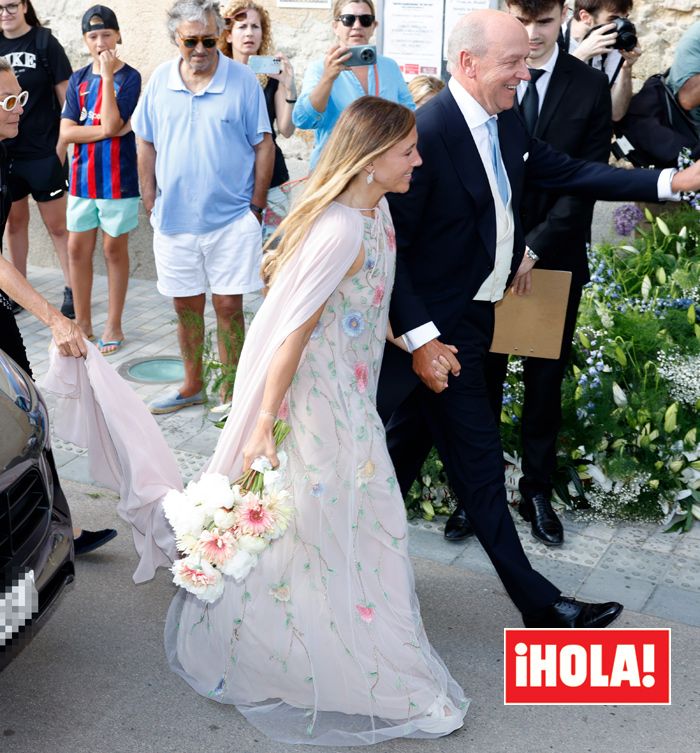 María Valls elige un original vestido con capa y bordados florales para ...
