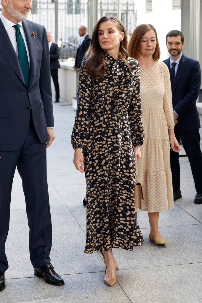 La reina Letizia recupera su vestido floral de Massimo Dutti en su ...