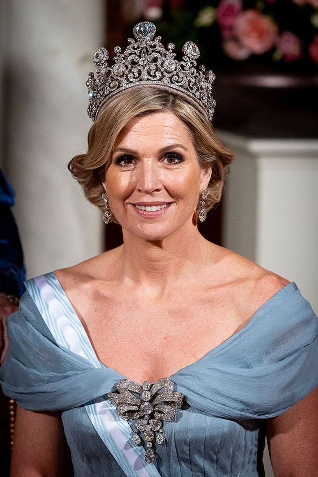 Máxima impacta con un vestido de escote viral y la tiara más valiosa