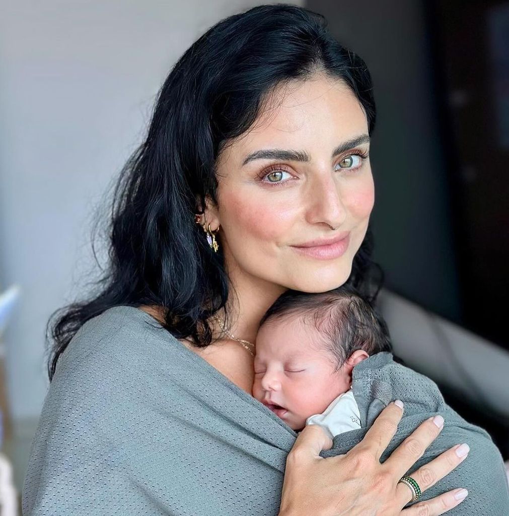 Eugenio Derbez comparte su primer posado con su segunda Nieta Tessa ...