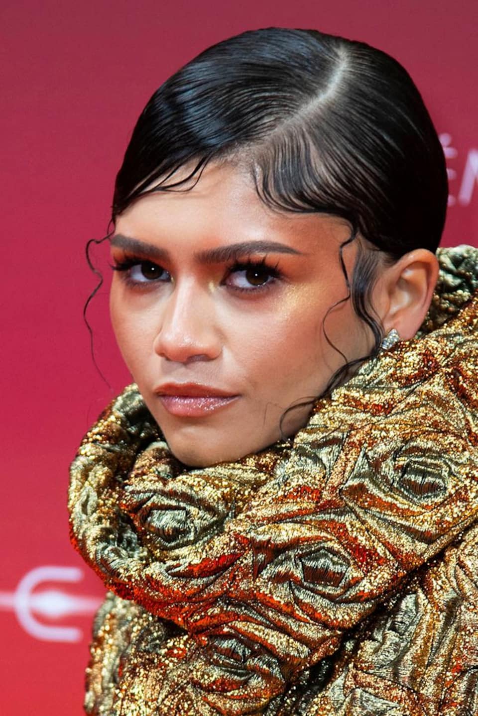 Zendaya estrena nuevo look en Londres con una maxitrenza de 'Avatar'