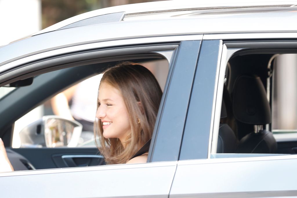 Primeras imágenes de la princesa Leonor conduciendo un coche