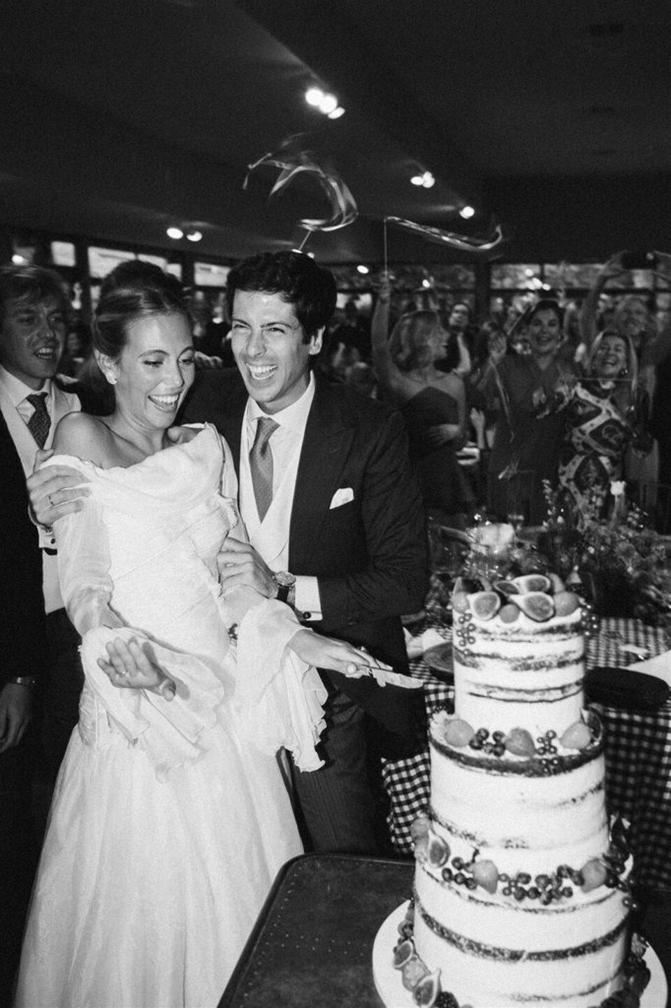 La boda en El Escorial de Mónica, la novia del vestido romántico con ...