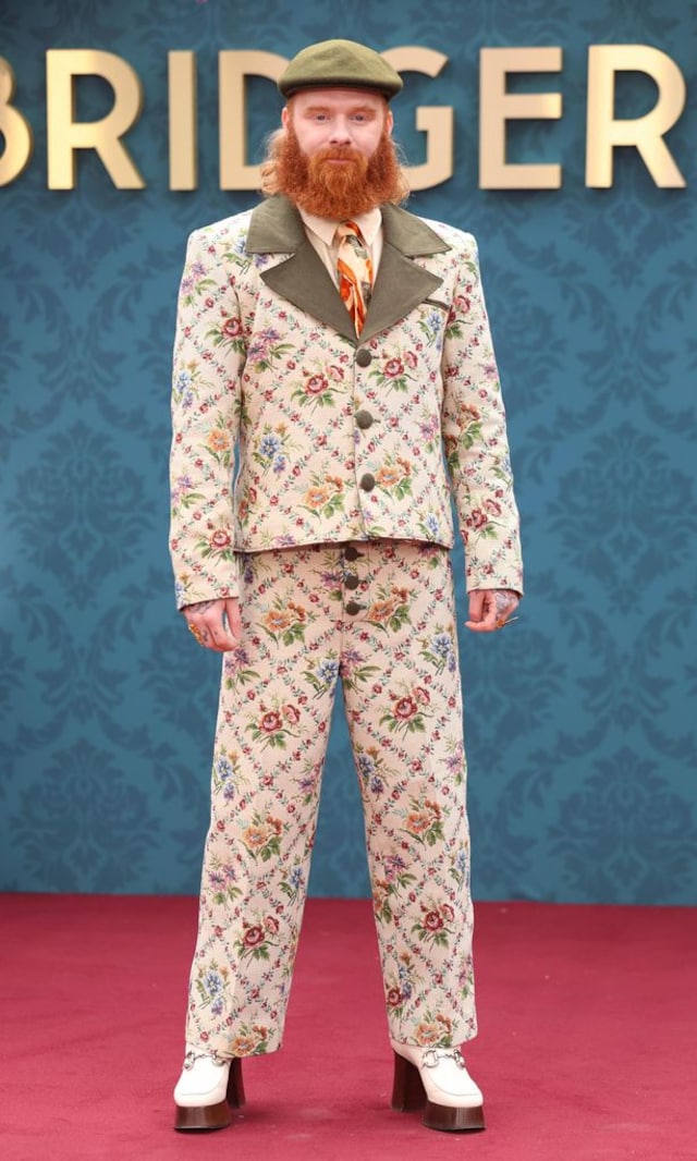 Nicola Coughlan sorprende con look nupcial en Londres | ¡HOLA!