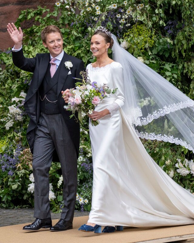 Olivia Henson elige un vestido de encaje, tiara familiar y zapatos ...