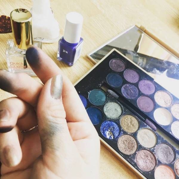 Cómo hacer la manicura 'eyesadhow nails' con sombra de ojos
