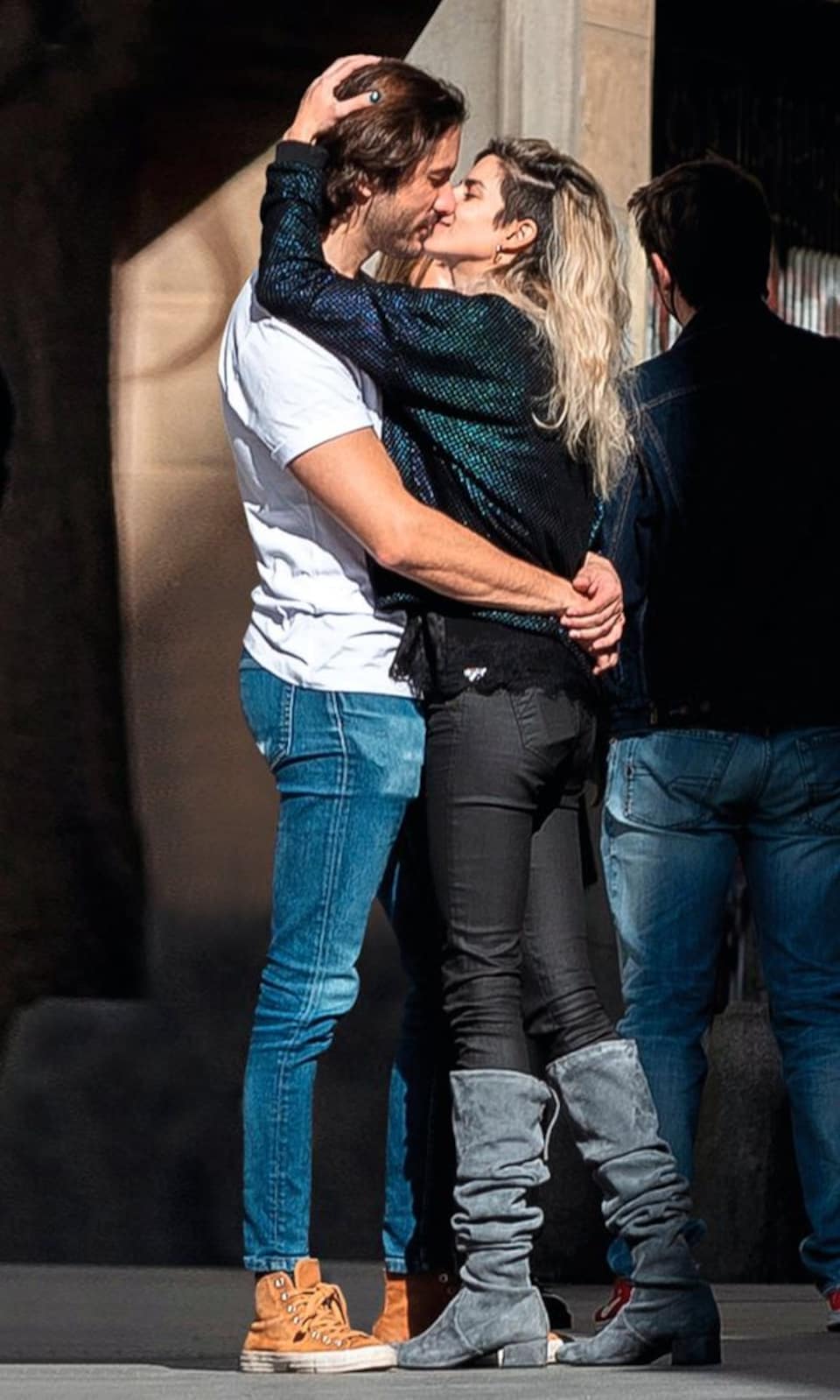 Clara Lago y José Lucena, su romántico beso en Madrid