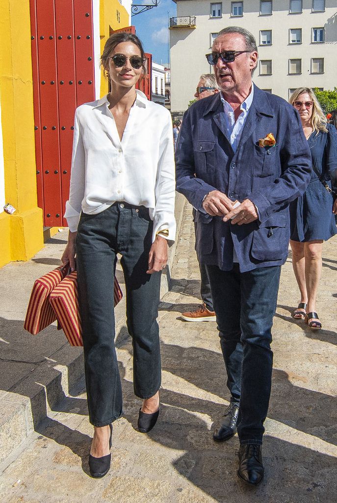 El look más básico de Rocío Crusset en Sevilla: camisa blanca, vaqueros ...