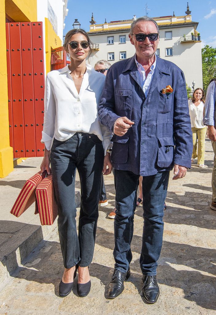 El look más básico de Rocío Crusset en Sevilla: camisa blanca, vaqueros ...