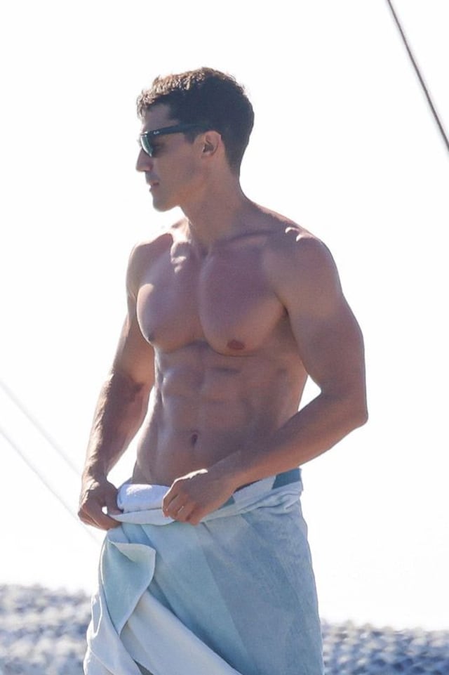 Álex González, el cuerpo del verano, presume de abdominales