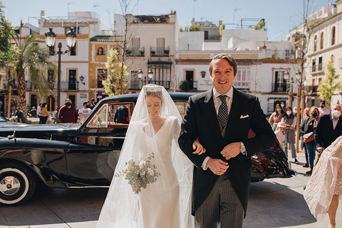 Un vestido sencillo y tiara de esmeraldas para la boda de Sandra en Sevilla