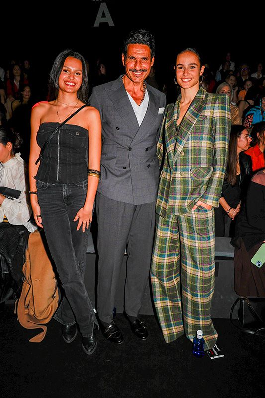 Óscar Higares posa orgulloso con sus dos hijas mayores, India y Martina ...