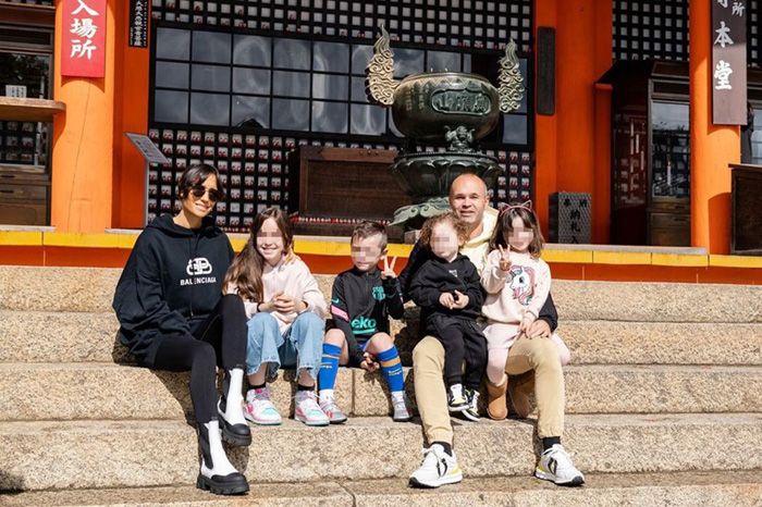 Andrés Iniesta comparte la primera imagen de sus cinco hijos juntos