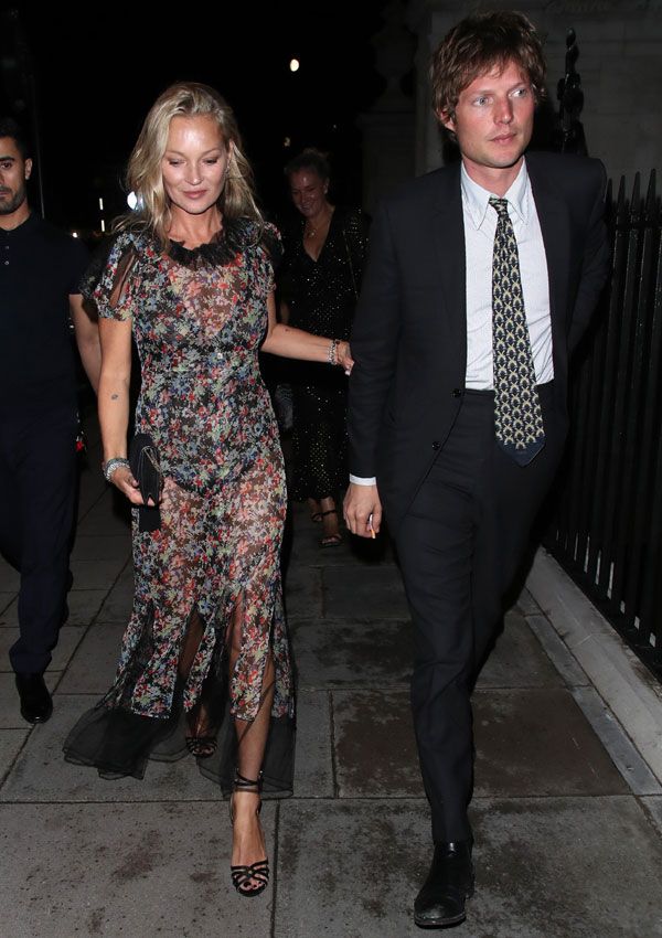 Kate Moss apuesta por el vestido monocolor que adoran las chicas 'boho'